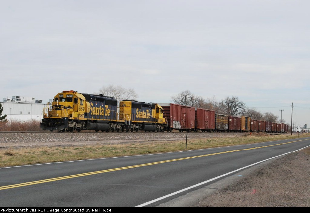 BNSF 6759 Leads the Golden Daily